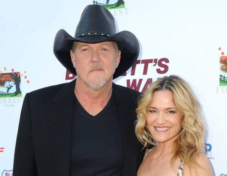Trace Adkins Marries Victoria Pratt and Blake Shelton Officiates - E ...