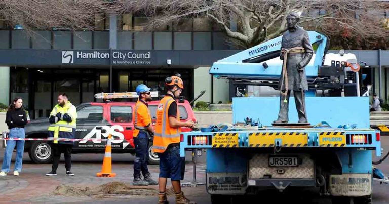 New Zealand removes statue of controversial coloniser