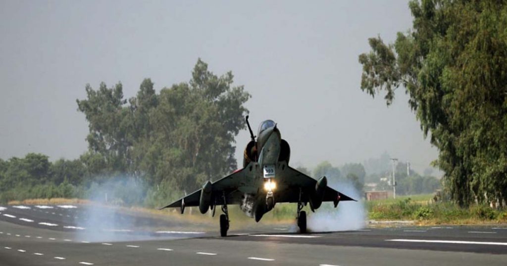 PAF fighter jets demonstrate eye-catching landing exercise at LHR-ISB ...