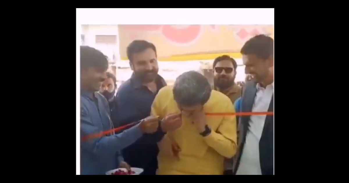 Fayyaz-ul-Hassan Chohan cuts ribbon with teeth in viral video - Global ...