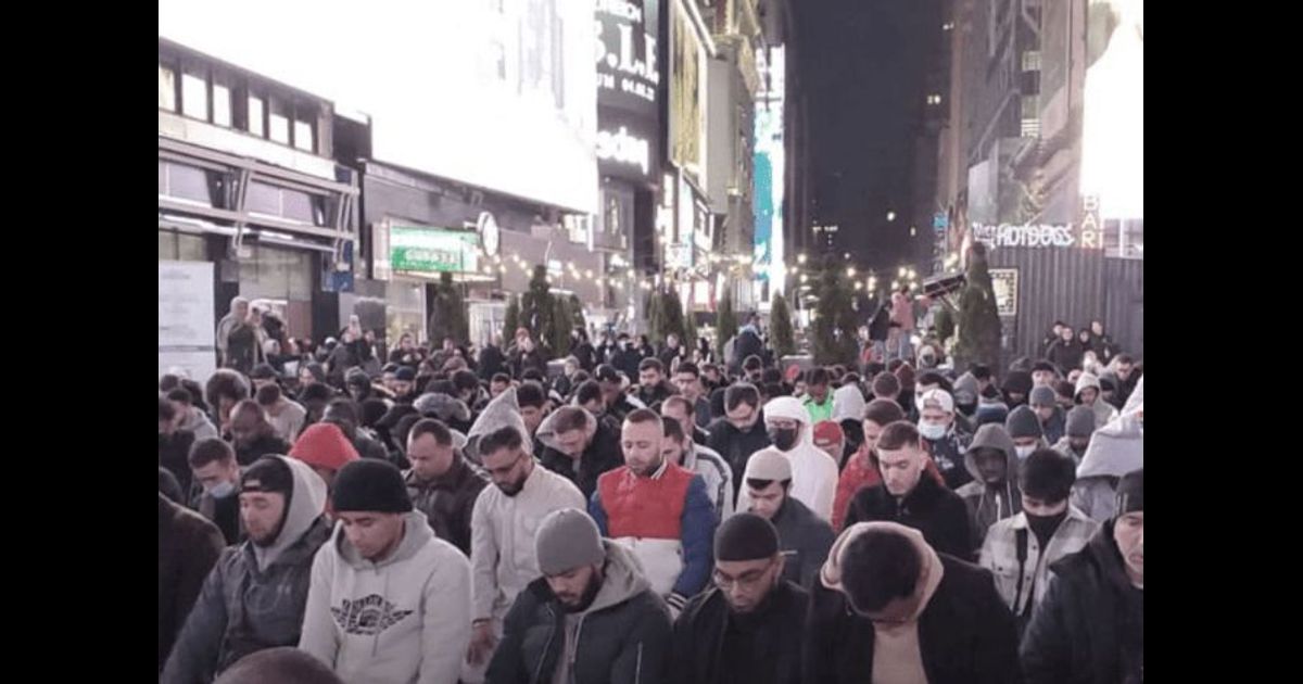 WATCH: Muslims perform Taraweeh prayers first time at New York's Times ...