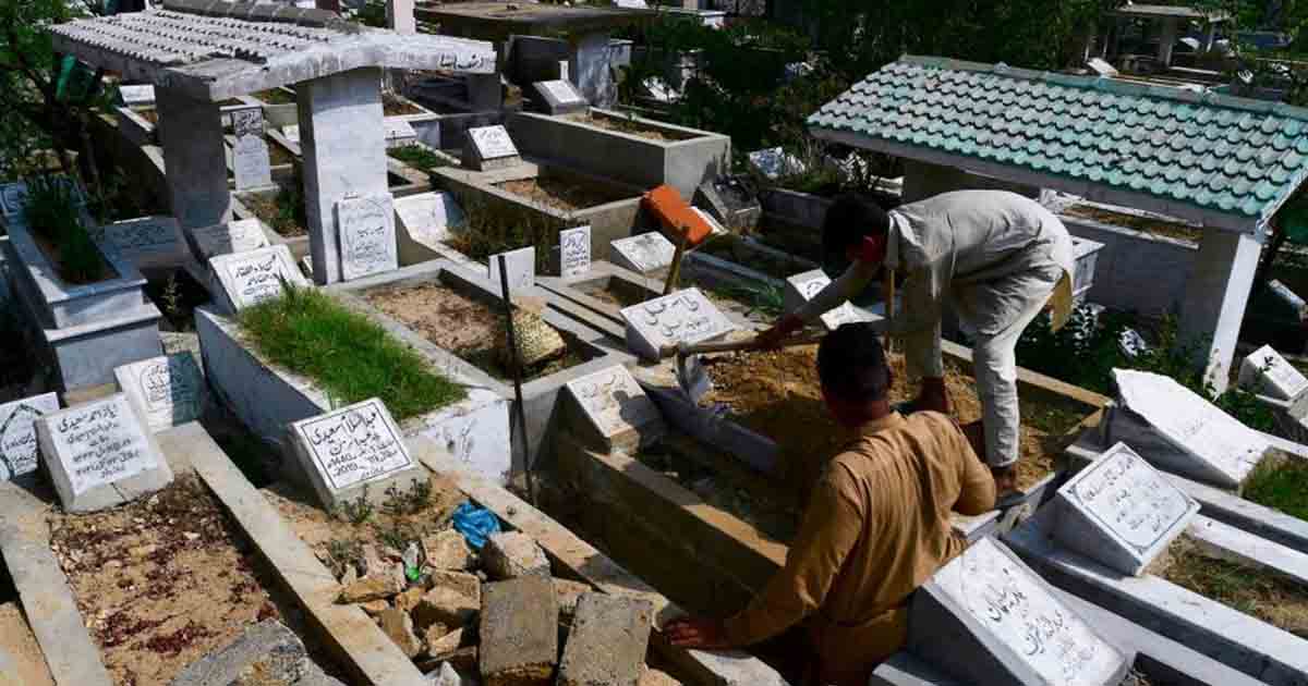 Karachiites pay up to Rs 175,000 to bury their loved ones