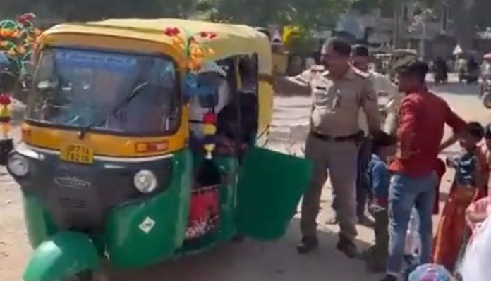 Indian police surprised after spotting Auto Rickshaw with 27 people ... Indian police surprised after spotting Auto Rickshaw with 27 people ...