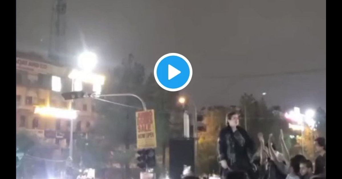 Video: Passionate PTI lady leads the crowd - Global Village Space