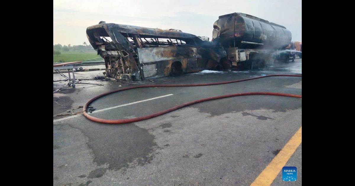 20 dead in bus-oil tanker collision in Pakistan's Punjab - Global ...