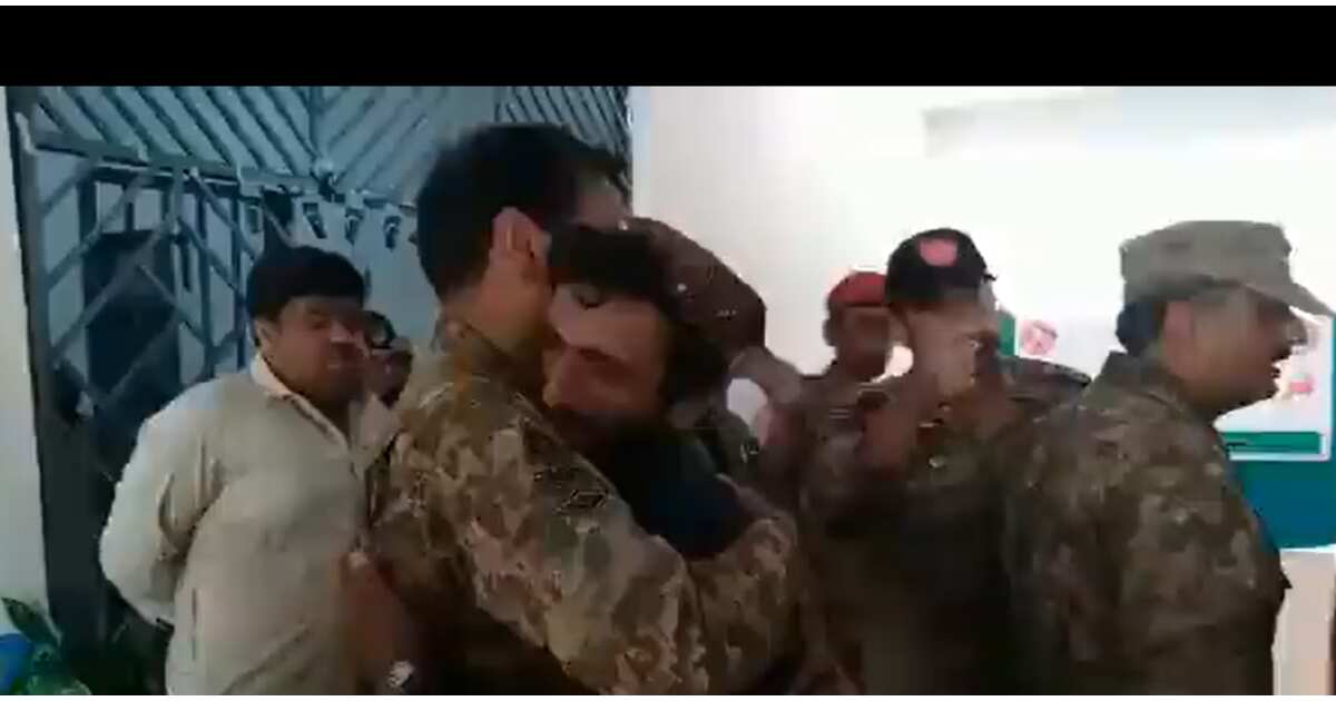 WATCH: Lt. Gen Asif Ghafoor meets 'Kana Yari' singer Wahab Bugti