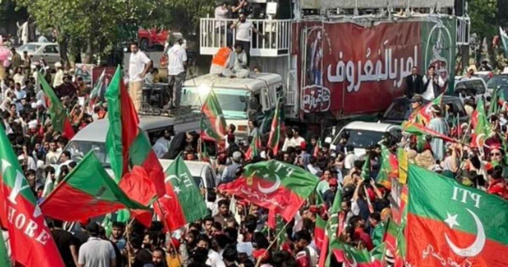 Imran Khan kicks off long march from Lahore's Liberty Chowk - Global ...