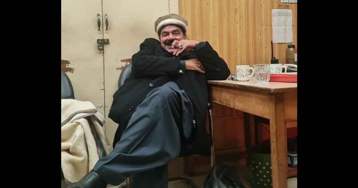 Picture of Sheikh Rashid smoking a cigar at Aabpara Police station goes ...