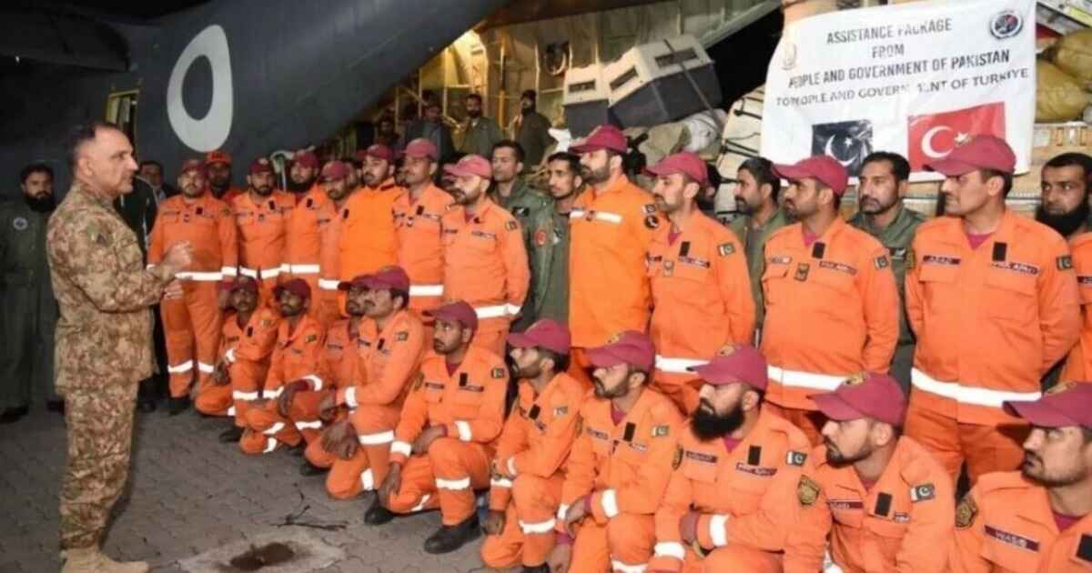 Türkiye honors Pakistan Army with special award for services during ...