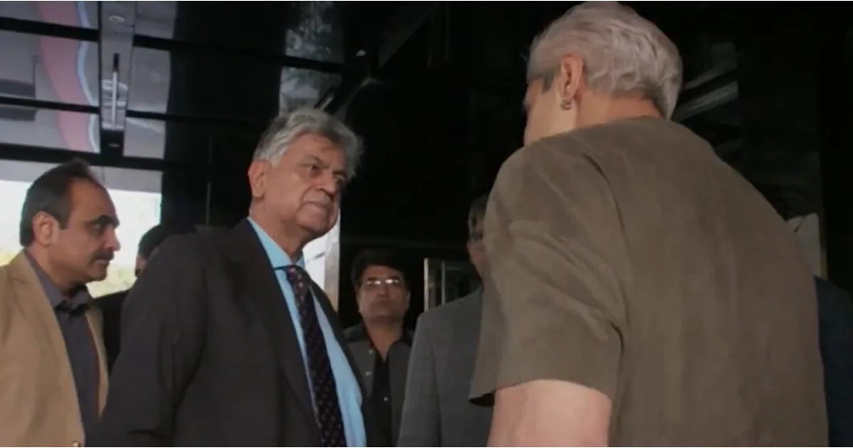 Murtaza Solangi fights with BBC reporter for asking tough questions ...