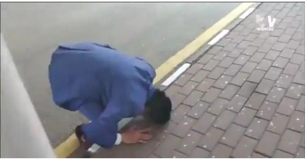 WATCH: Senator Faisal Vawda prostrates in the premises of Supreme Court